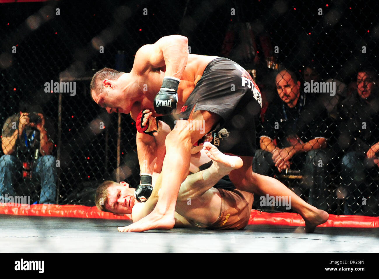 Referee in mma cage fight hi-res stock photography and images - Alamy