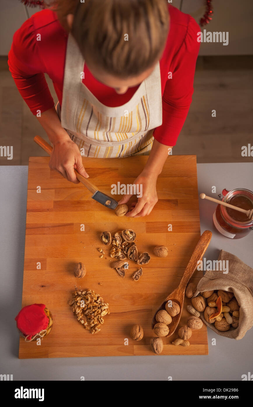 Young housewife chopping walnuts Stock Photo - Alamy