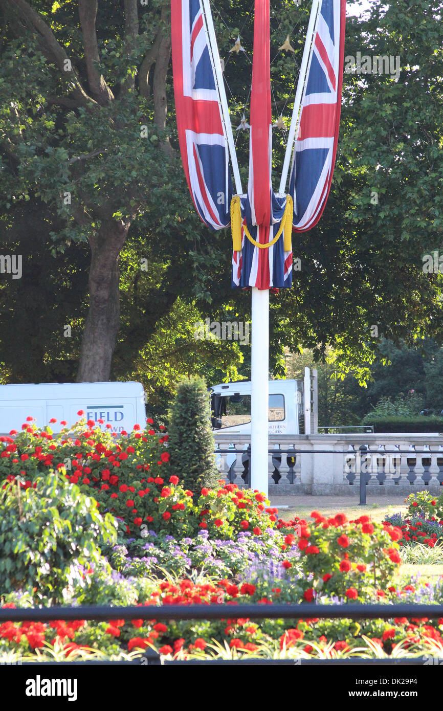 The Union Flag outside Buckingham Palace Stock Photo - Alamy