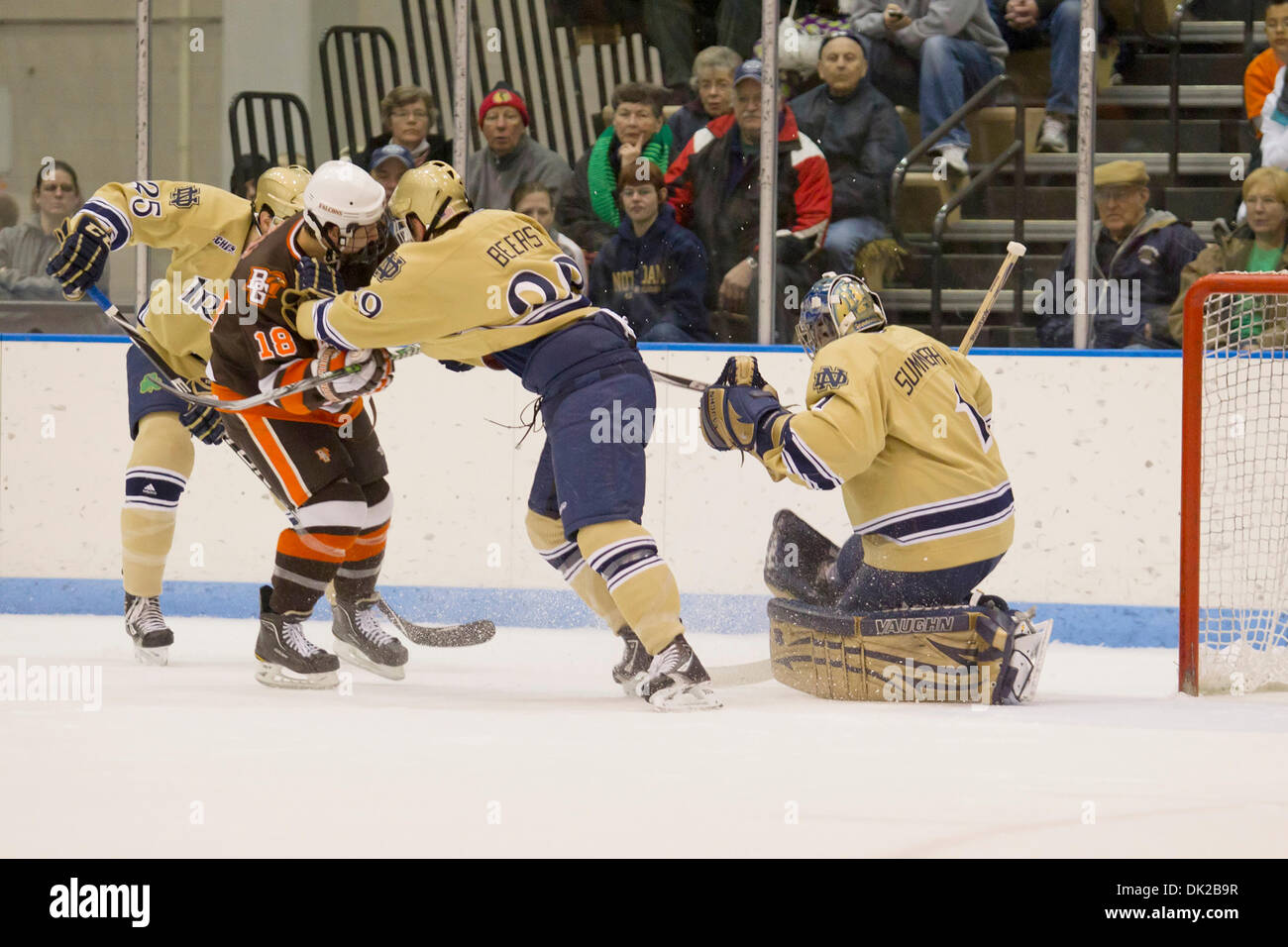 Notre dame fighting irish hockey hi-res stock photography and images ...