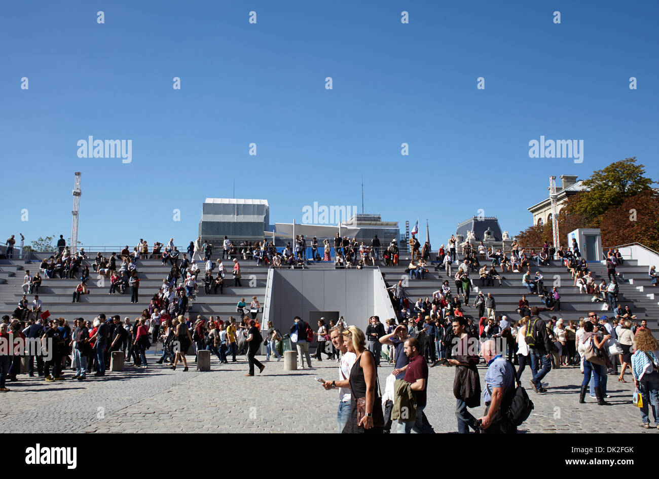 Steps outside notre dame tourists take pictures hi-res stock ...