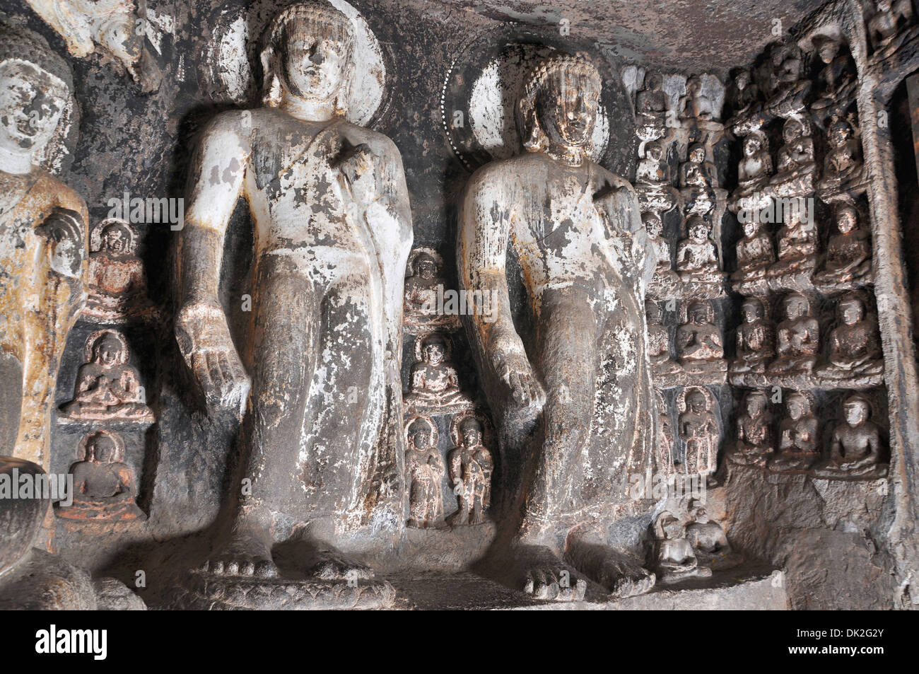 Cave 07: The Shravasti miracle represented in sculpture on both sides ...
