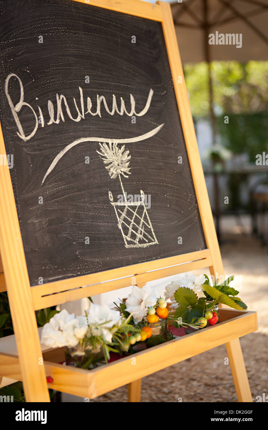 ‘Bienvenue’ greeting text on blackboard at restaurant patio Stock Photo ...