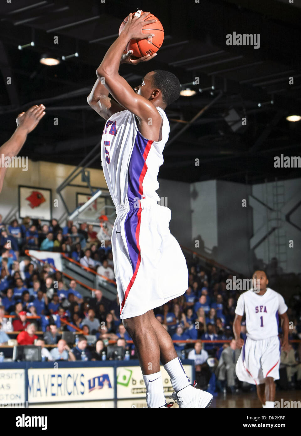 Shoots a jumpshot hi-res stock photography and images - Alamy