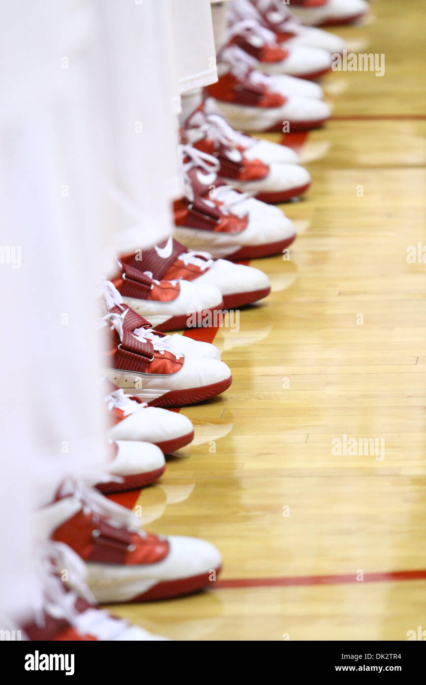 Toe the line hi-res stock photography and images - Alamy