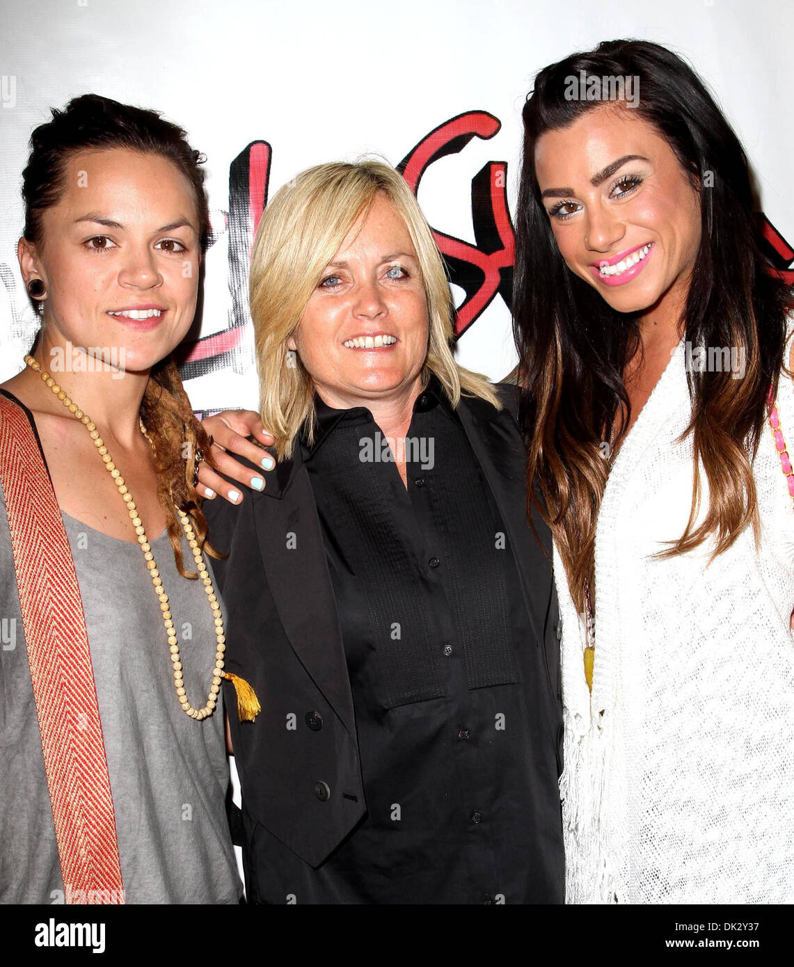 Whitney Mixter Mariah Henson Sara Bettencourt Dinah Shore "Club Skirt ...