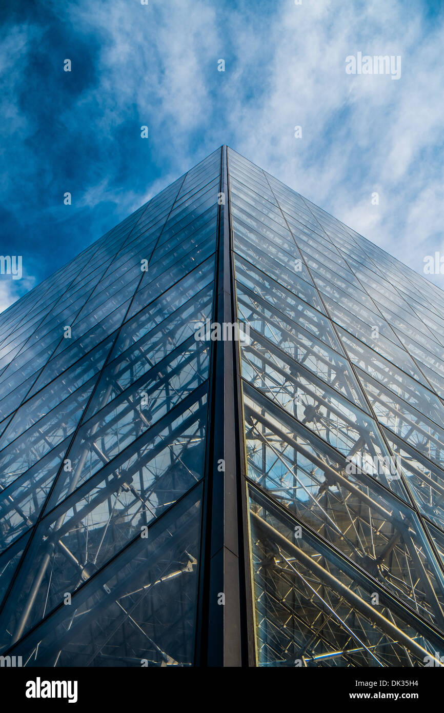Glass pyramid hi-res stock photography and images - Alamy