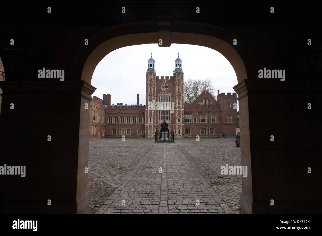 Eton College, English independent boarding school for boys near Windsor ...