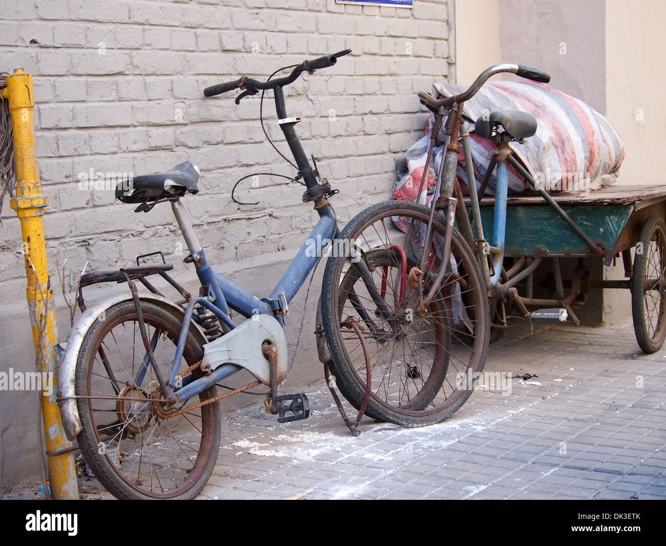 Old and rusted bicycle hi-res stock photography and images - Alamy