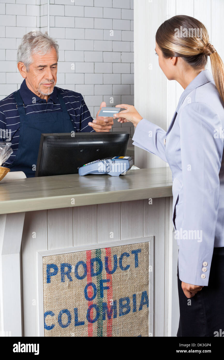 Women pay credit card cashier hi-res stock photography and images - Alamy