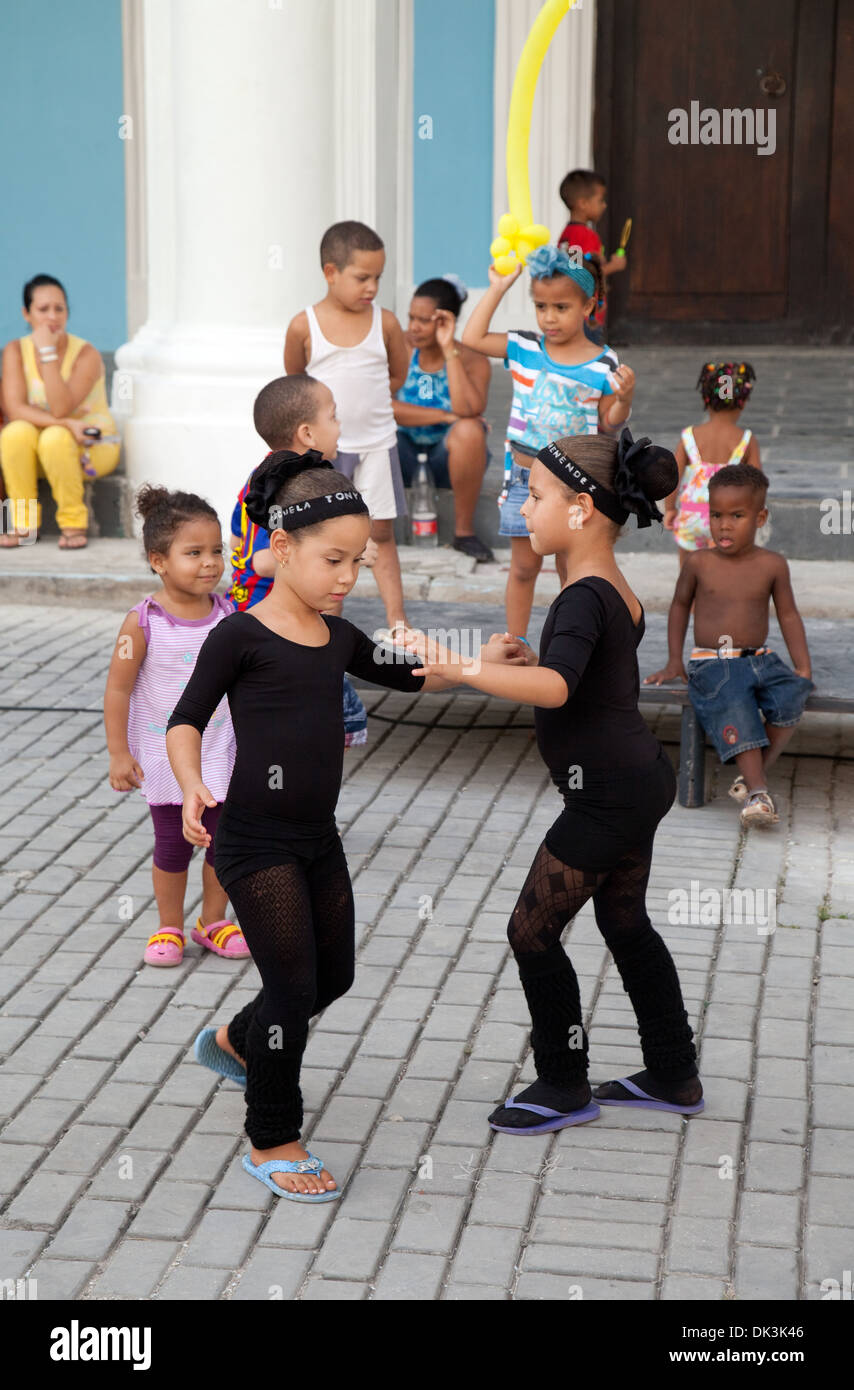 Children dancing hi-res stock photography and images - Alamy