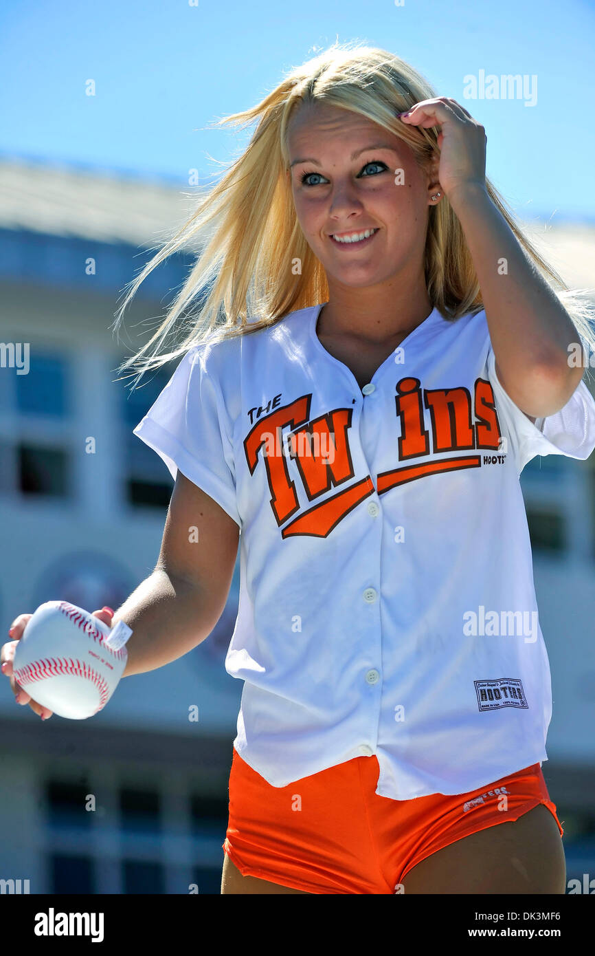 Hooters girl hi-res stock photography and images - Alamy
