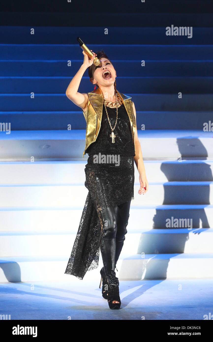 Taipei, China. 30th Nov, 2013. Singer Julia Peng perfomrs at her world ...