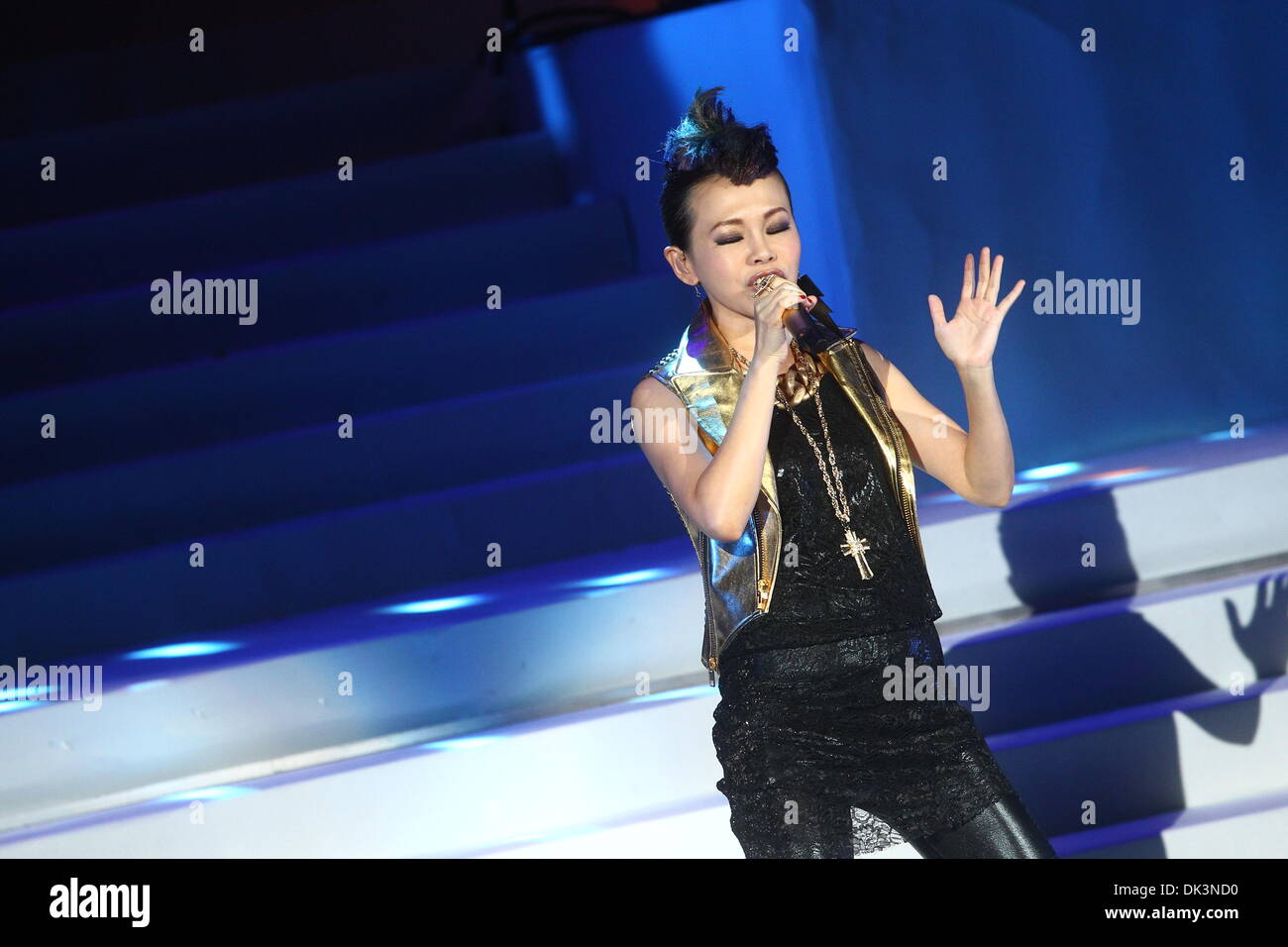 Taipei, China. 30th Nov, 2013. Singer Julia Peng perfomrs at her world ...