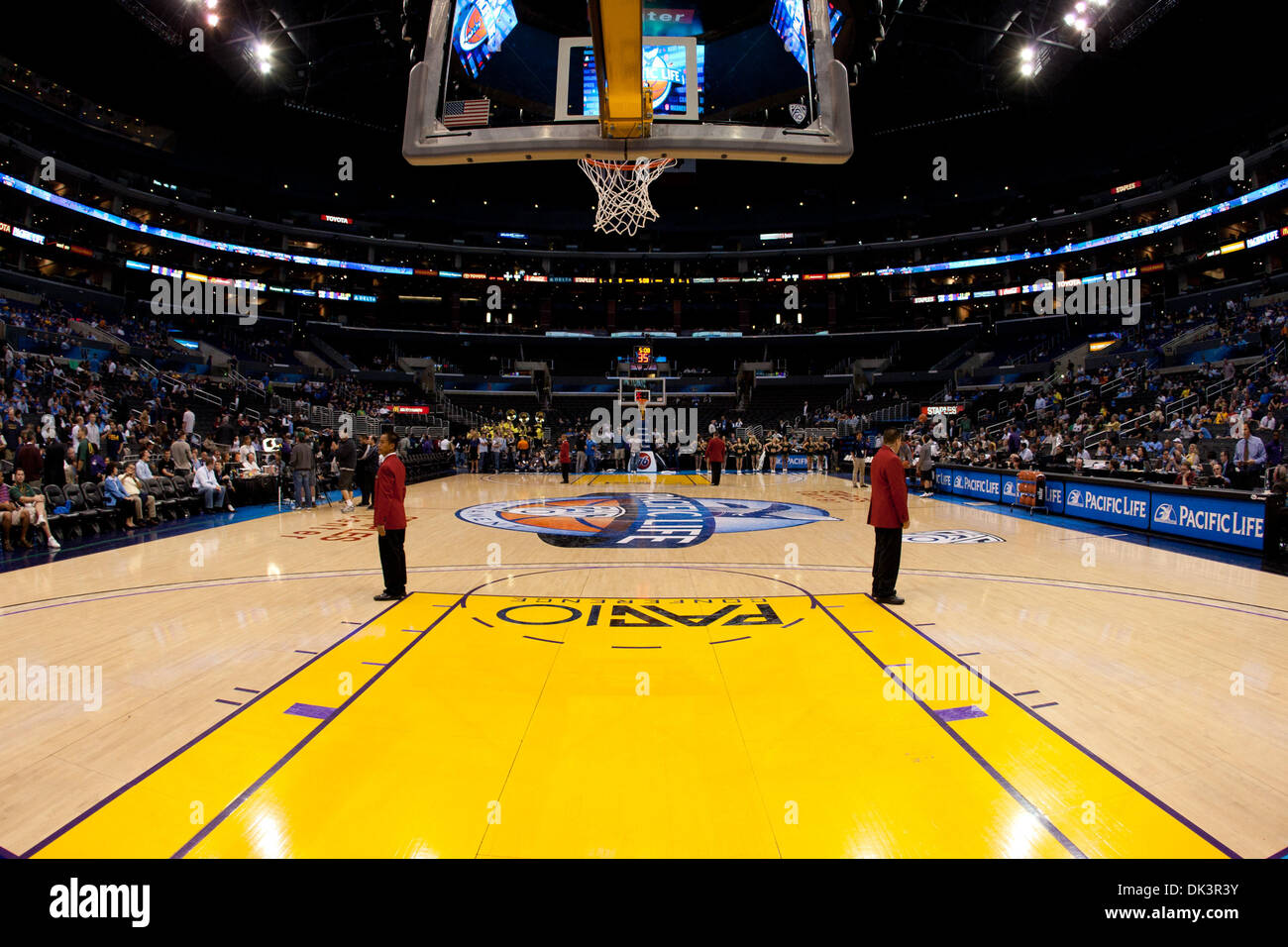 Staples center basketball court hi-res stock photography and images - Alamy