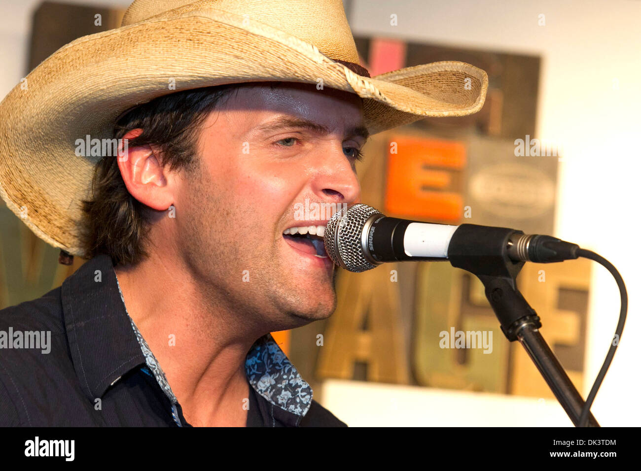 Dean Brody performs an acoustic set at Fossil Canada Head Office ...