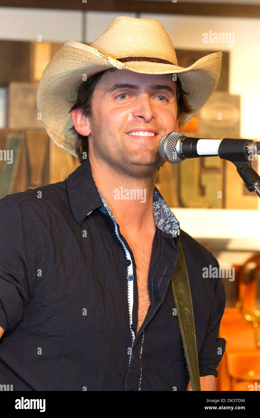 Dean Brody performs an acoustic set at Fossil Canada Head Office ...