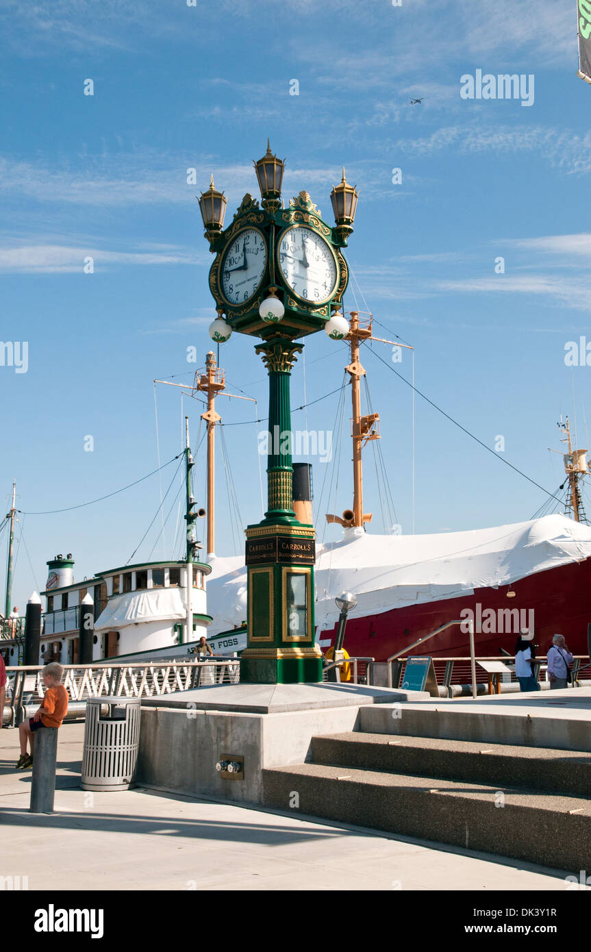 Street light old fashioned antique exterior detail lantern illuminate ...