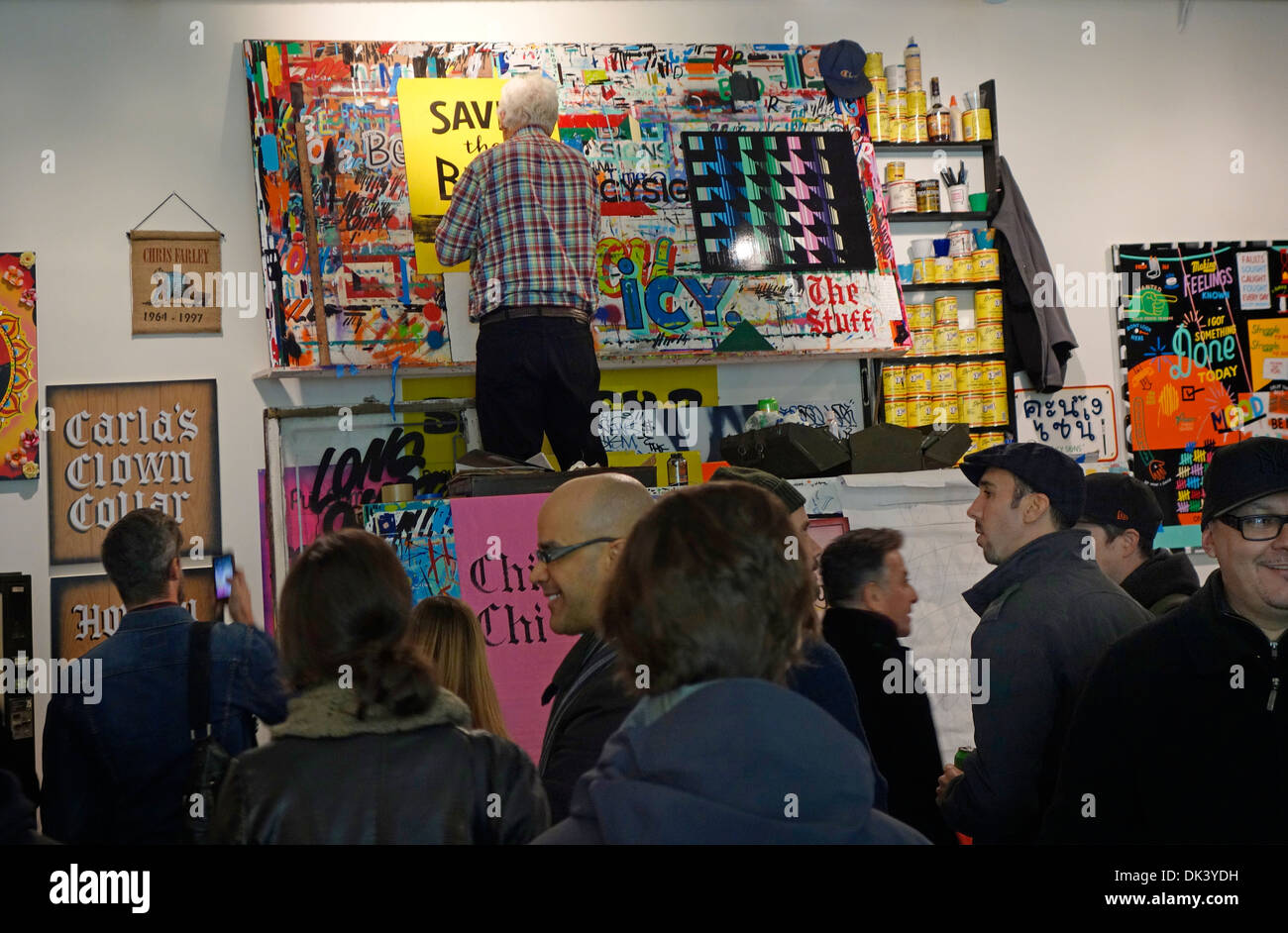 Crowded art gallery hi-res stock photography and images - Alamy