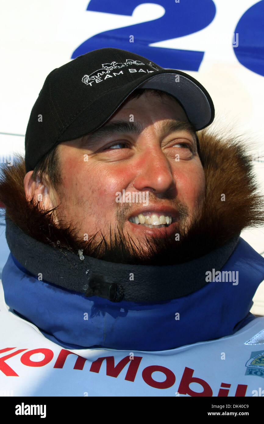 Alaska finish line sled dog iditarod musher hi-res stock photography ...