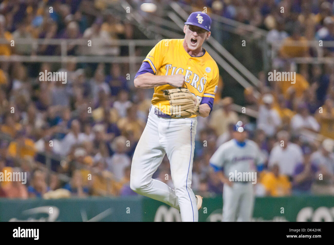 Strike the tiger hi-res stock photography and images - Alamy