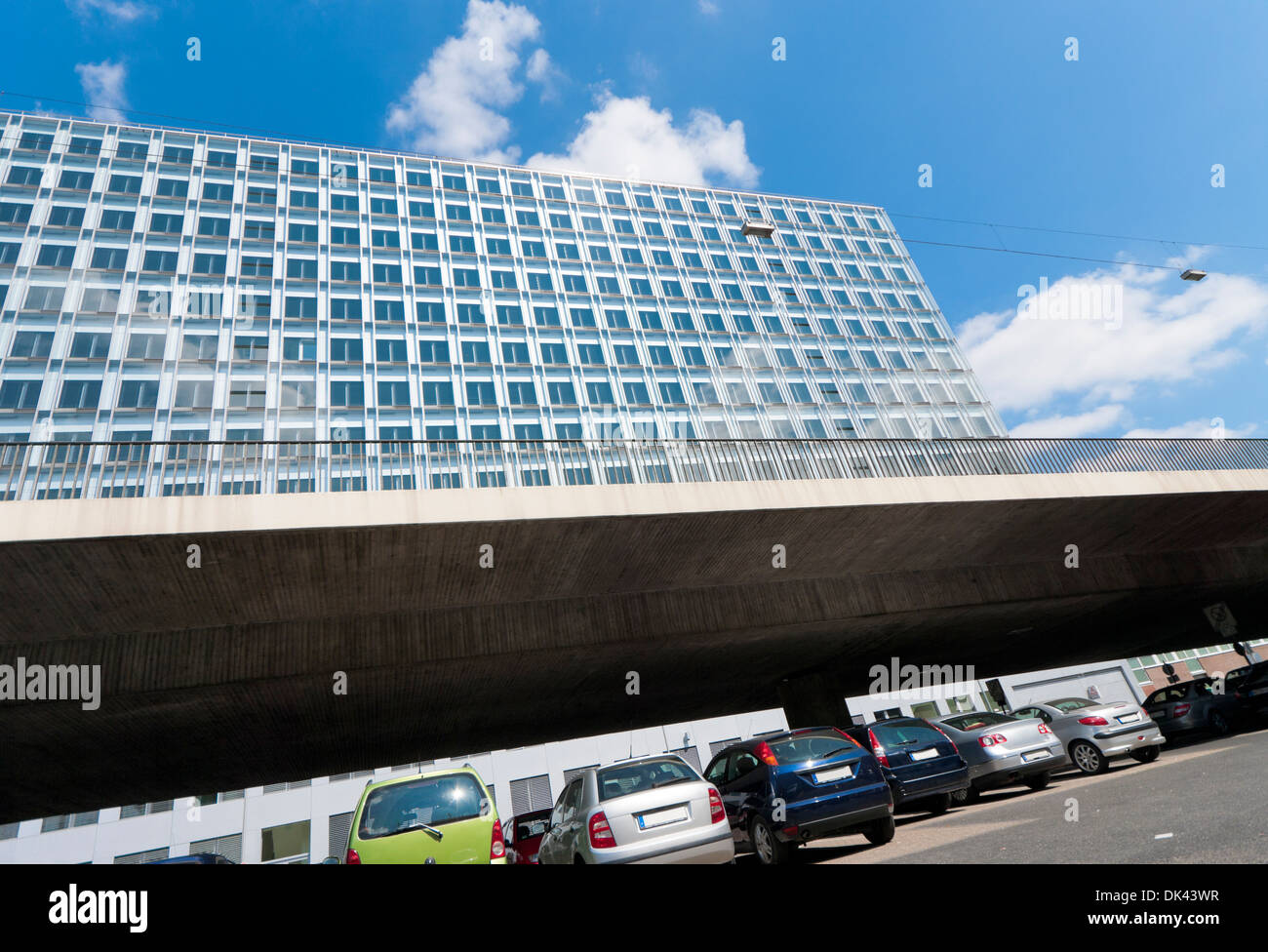 modern office building with parked cars in front Stock Photo - Alamy