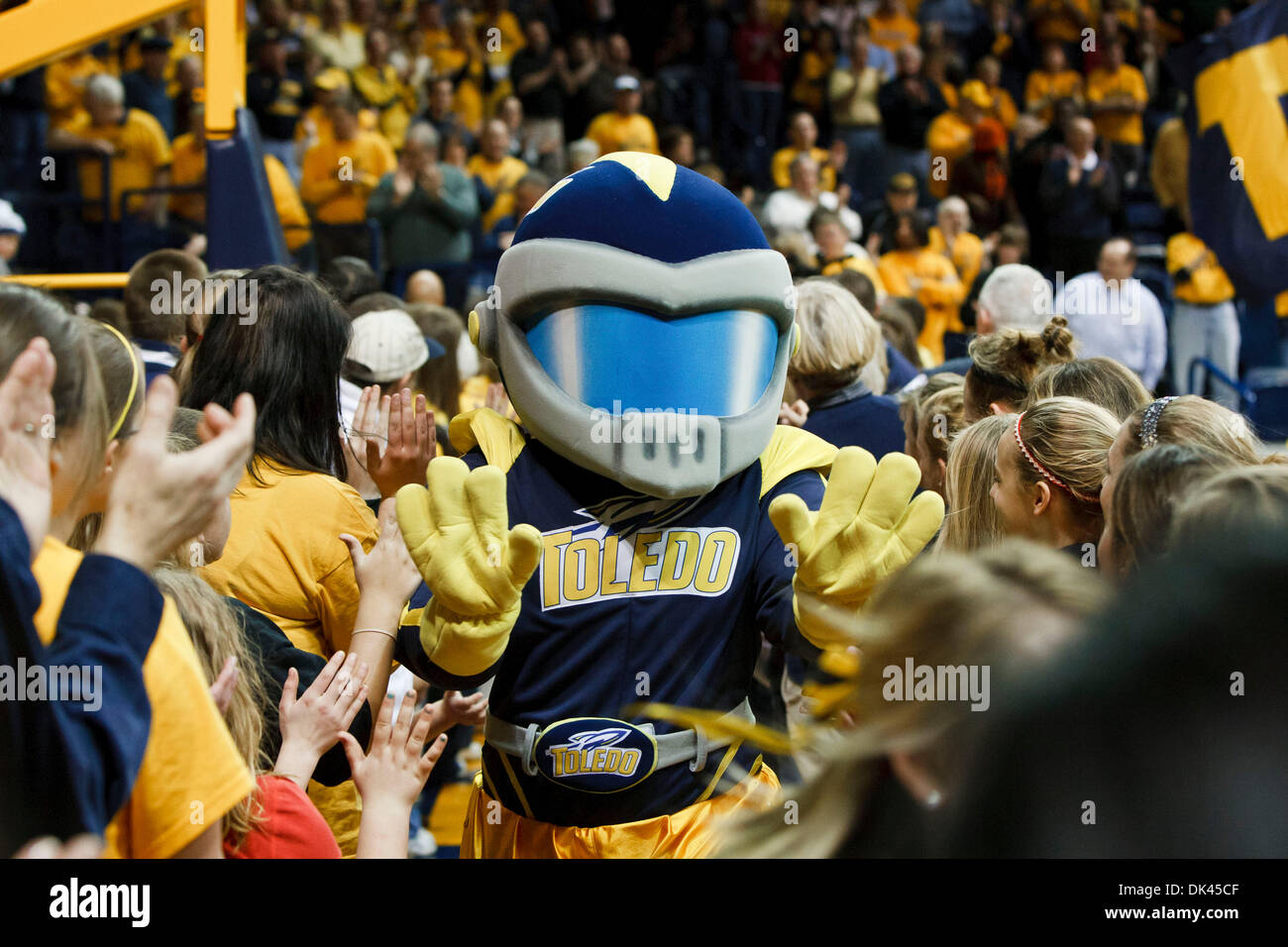 Mar. 22, 2011 - Toledo, Ohio, U.S - ''Rocky'' the Toledo mascot slaps ...