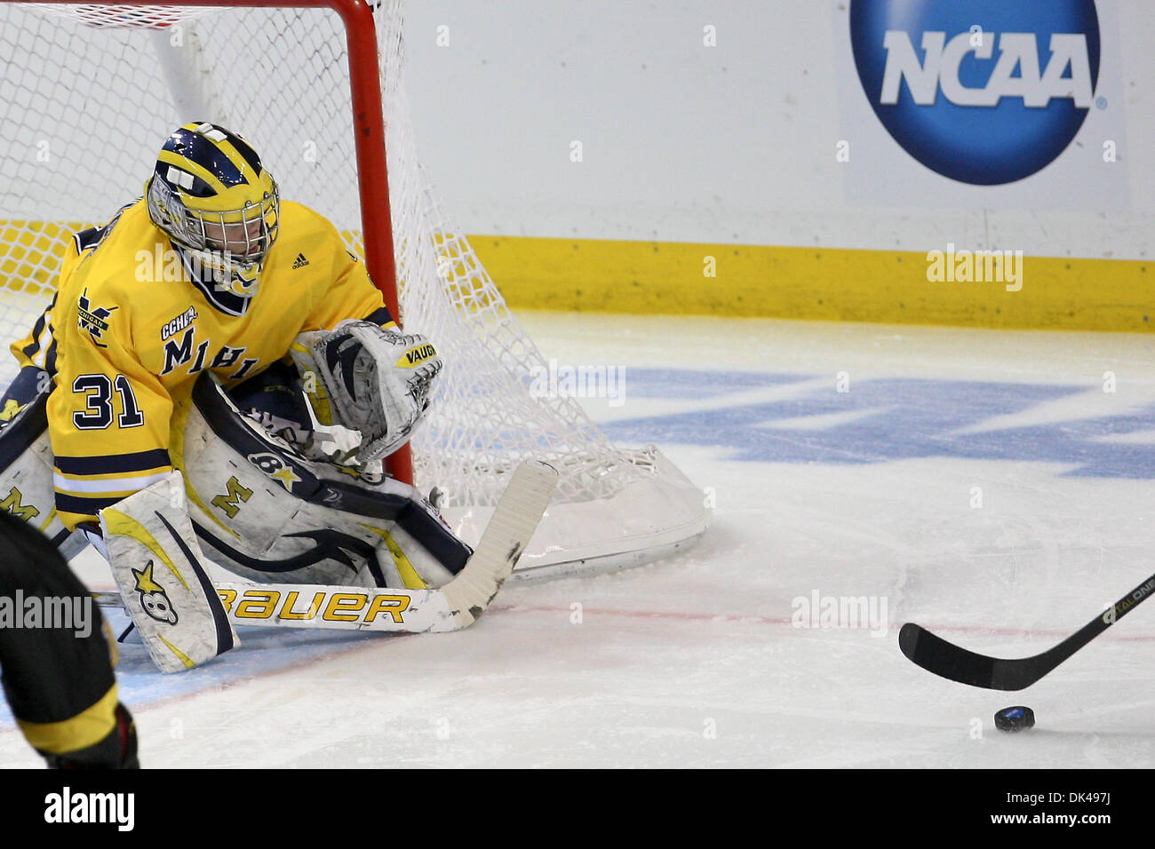 Mar. 26, 2011 - Saint Louis, Missouri, U.S - Michigan goalie Shawn ...