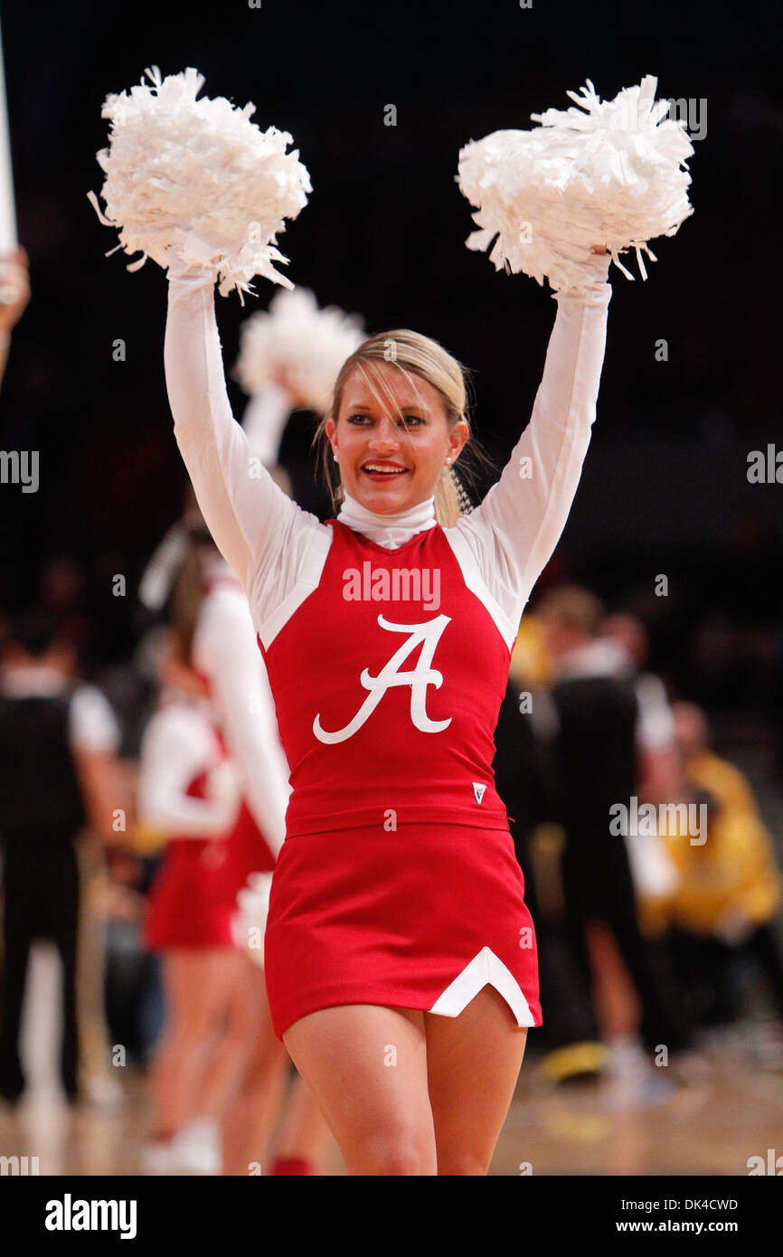 Alabama crimson tide cheerleaders hi-res stock photography and images ...