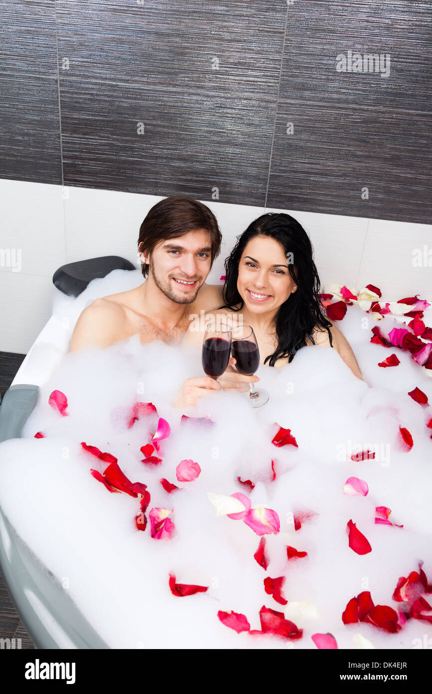Young couple in bath tub hi-res stock photography and images - Alamy