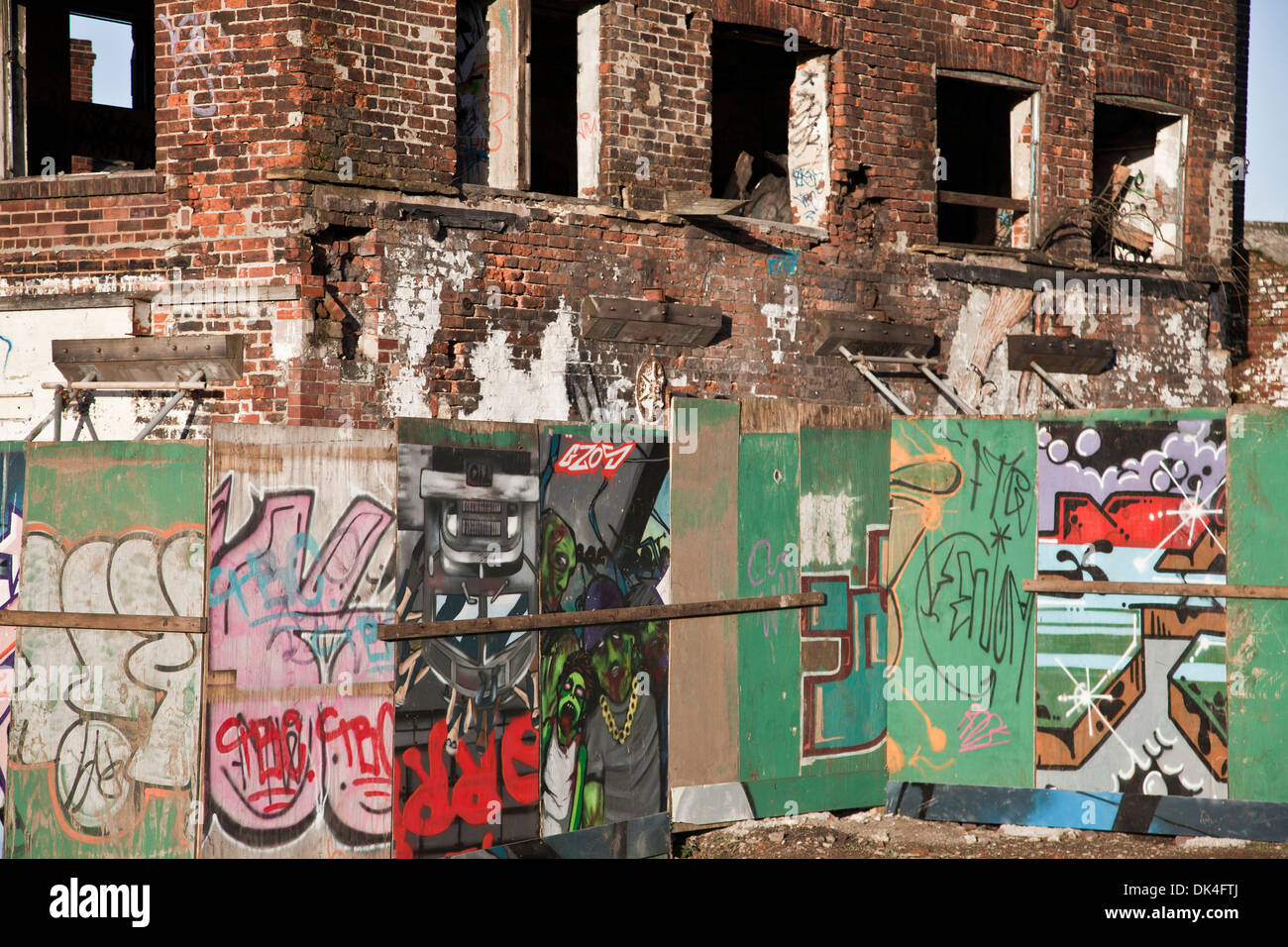 Derelict building street art hi-res stock photography and images - Alamy