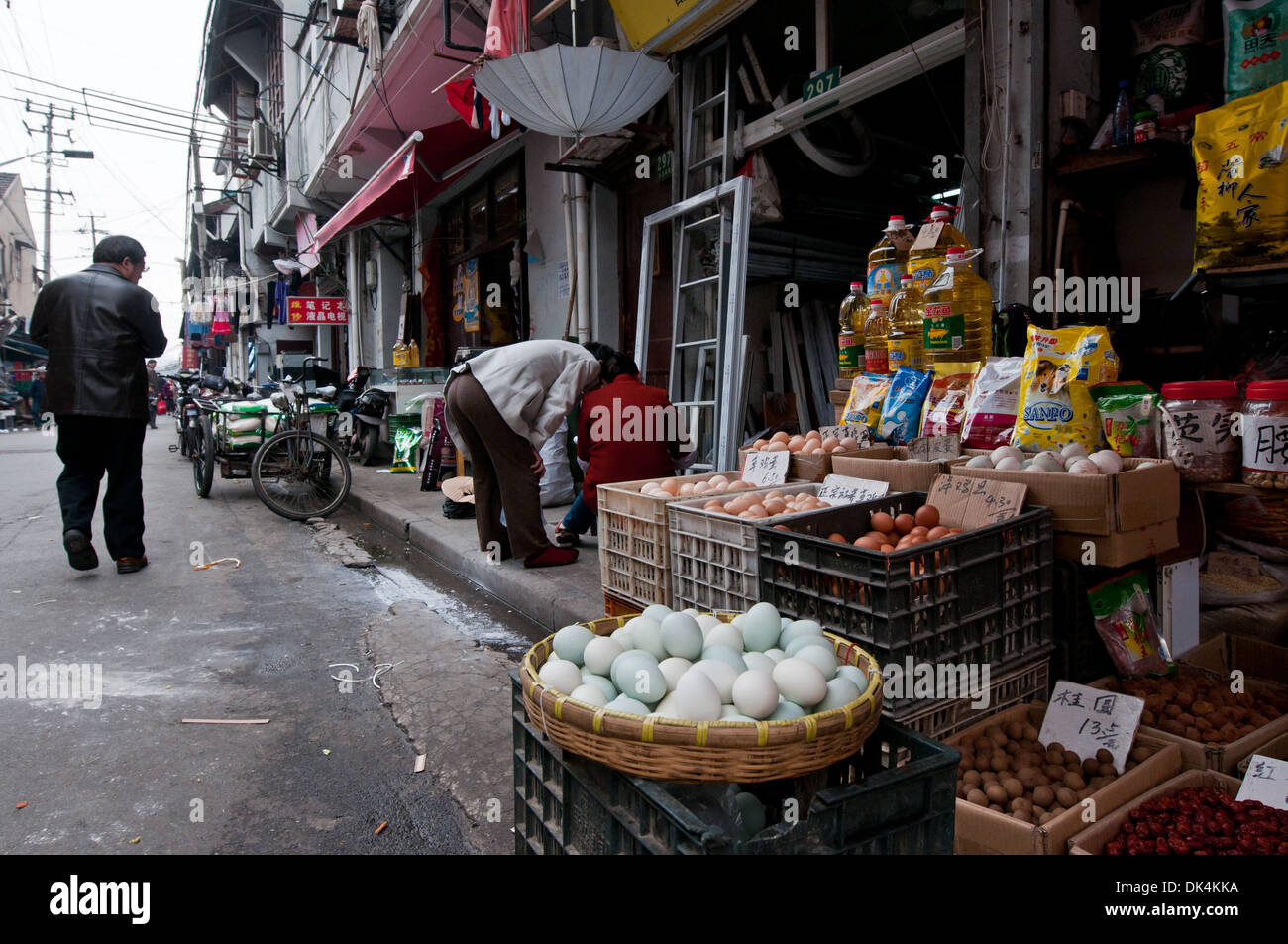 food market in Old Town (Nanshi), Shanghai, China Stock Photo - Alamy