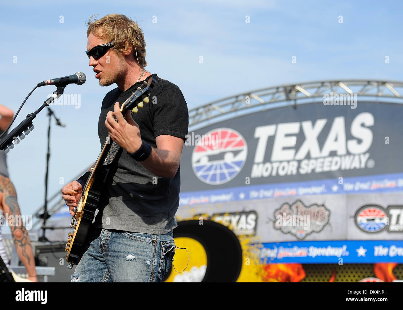 Apr. 9, 2011 - Fort Worth, Texas, U.S - Guitartist Matt Roberts of the ...