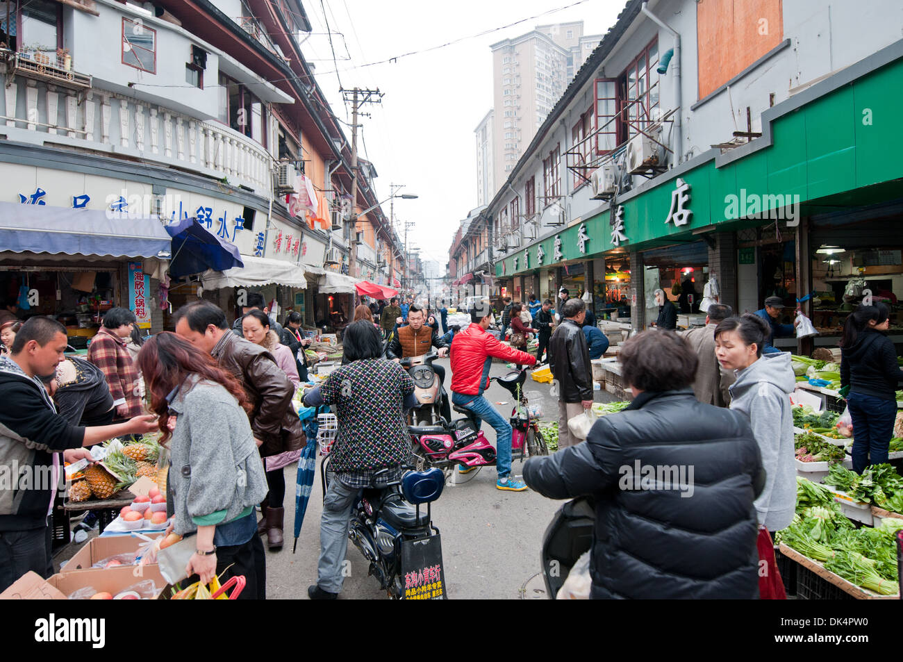 Food market on Old Town (Nanshi), Shanghai, China Stock Photo - Alamy