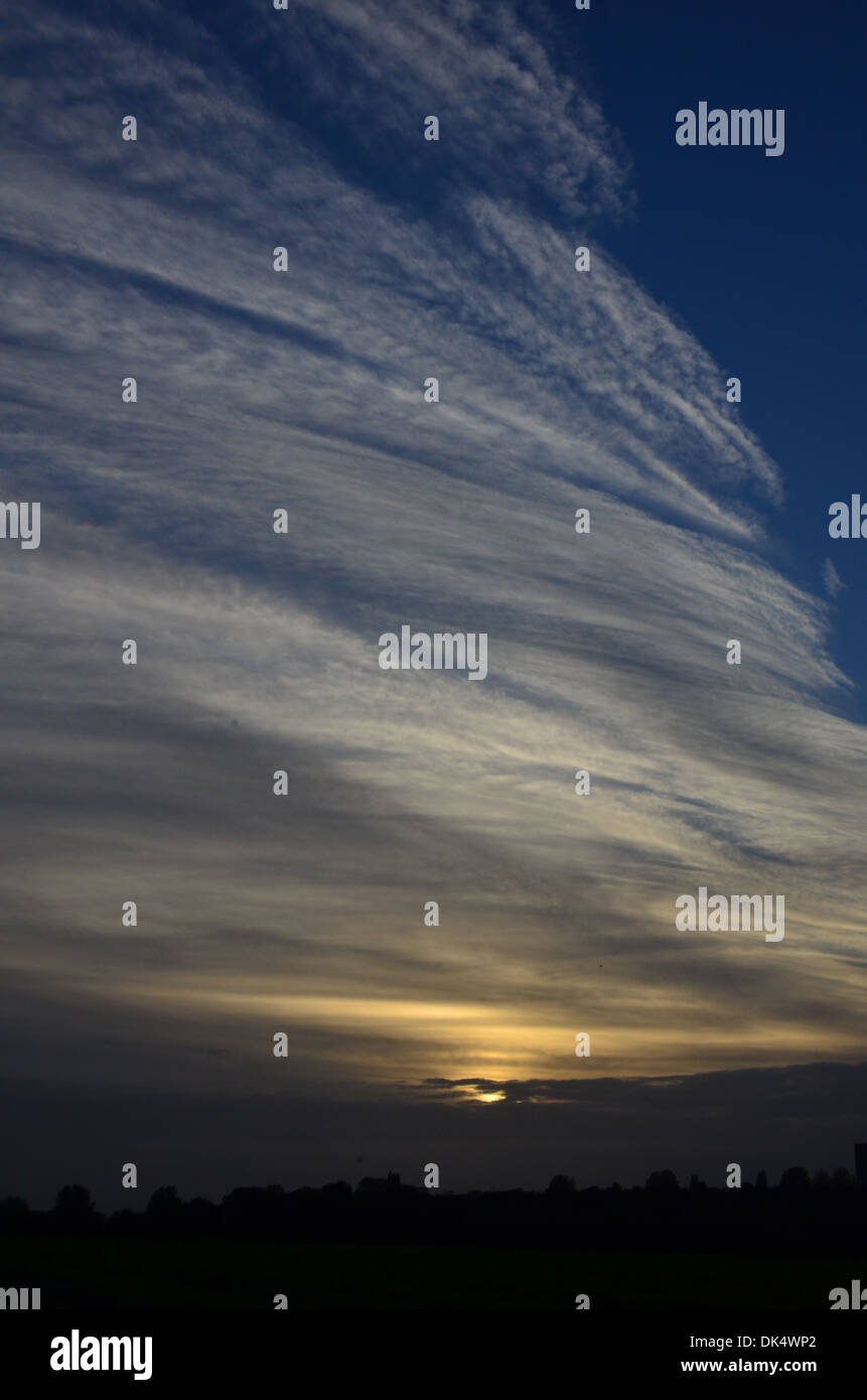 White clouds and sunset hi-res stock photography and images - Alamy