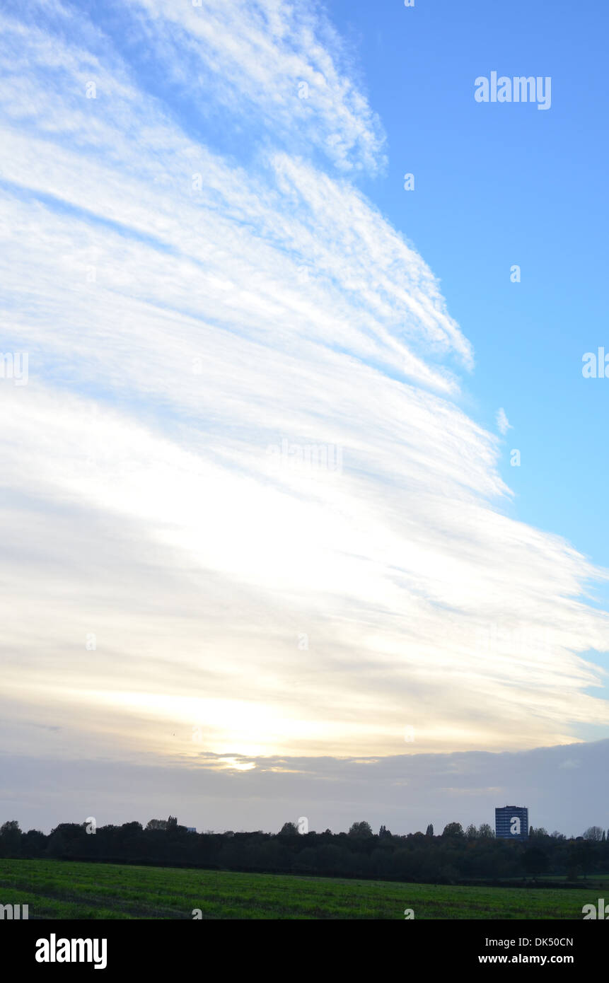 White clouds blue sky hi-res stock photography and images - Alamy