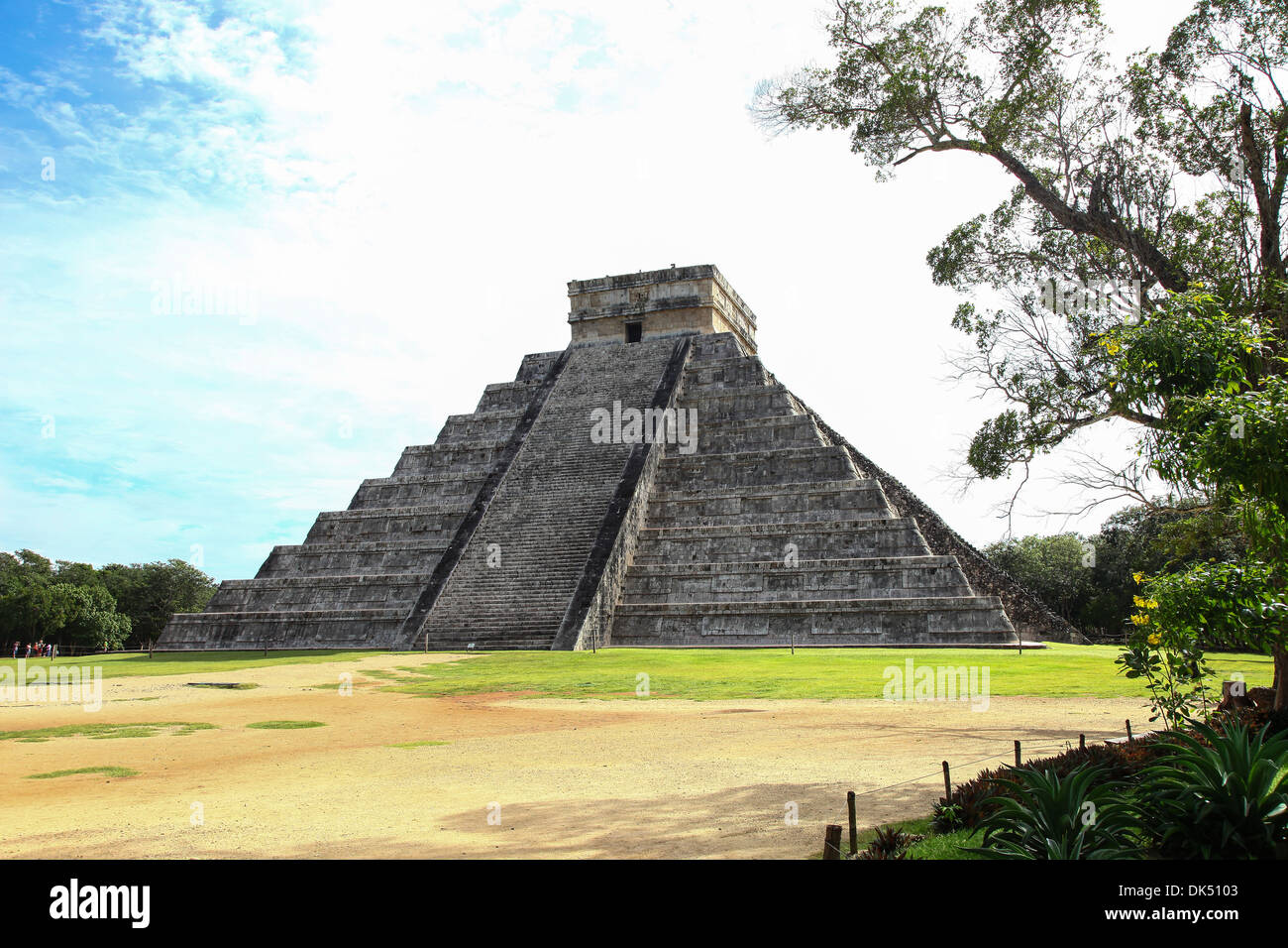 Stepped pyramid of Kukulkan, El Castillo Chichen Itza Mayan ruins on ...
