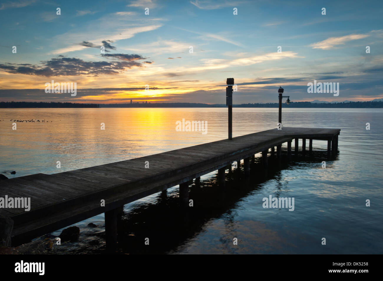 Sunset on the shores of Lake Washington at Marsh Park, Kirkland ...