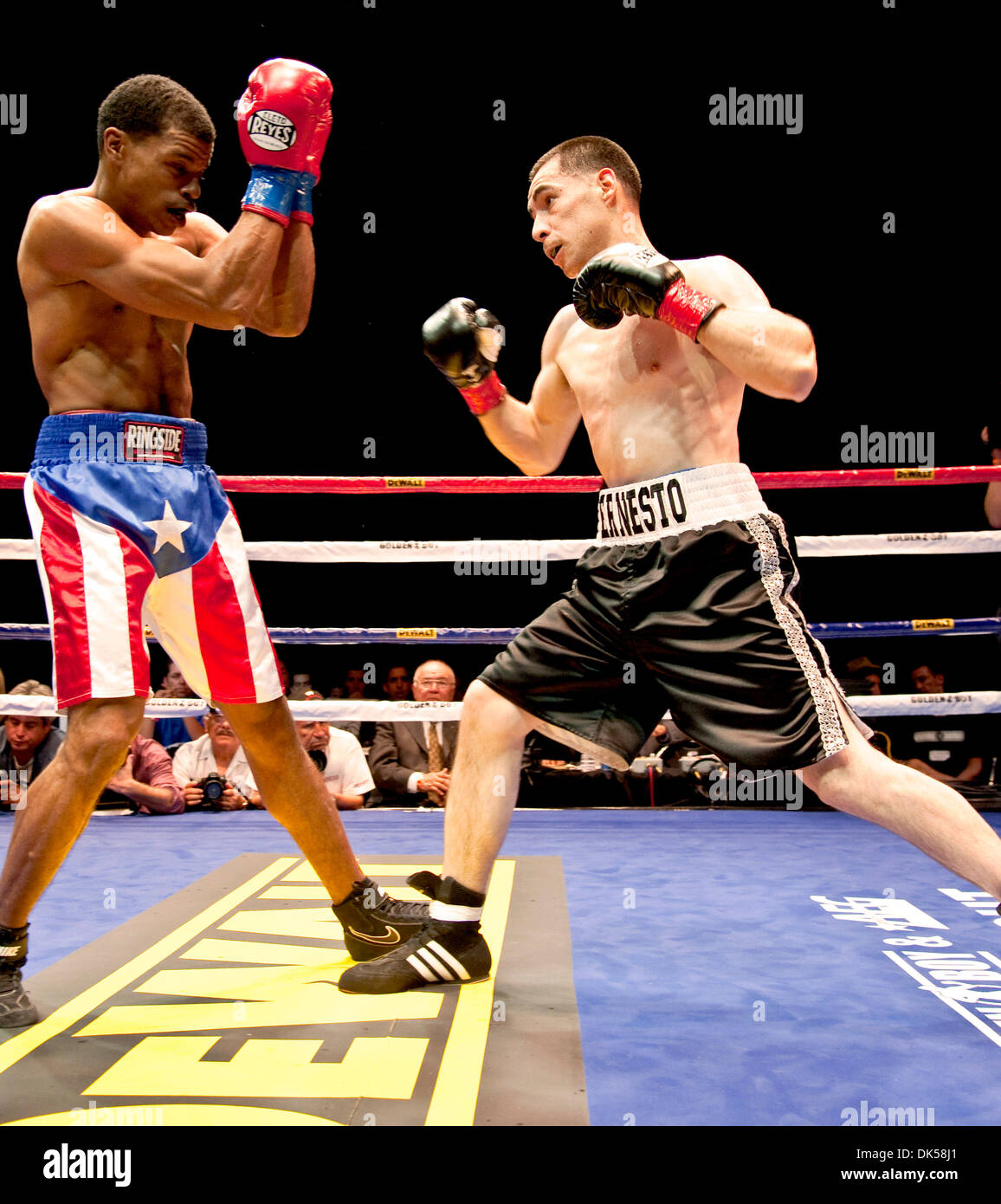 Apr.28, 2011 - Los Angeles, California, USA - Welterweights Ernesto ...