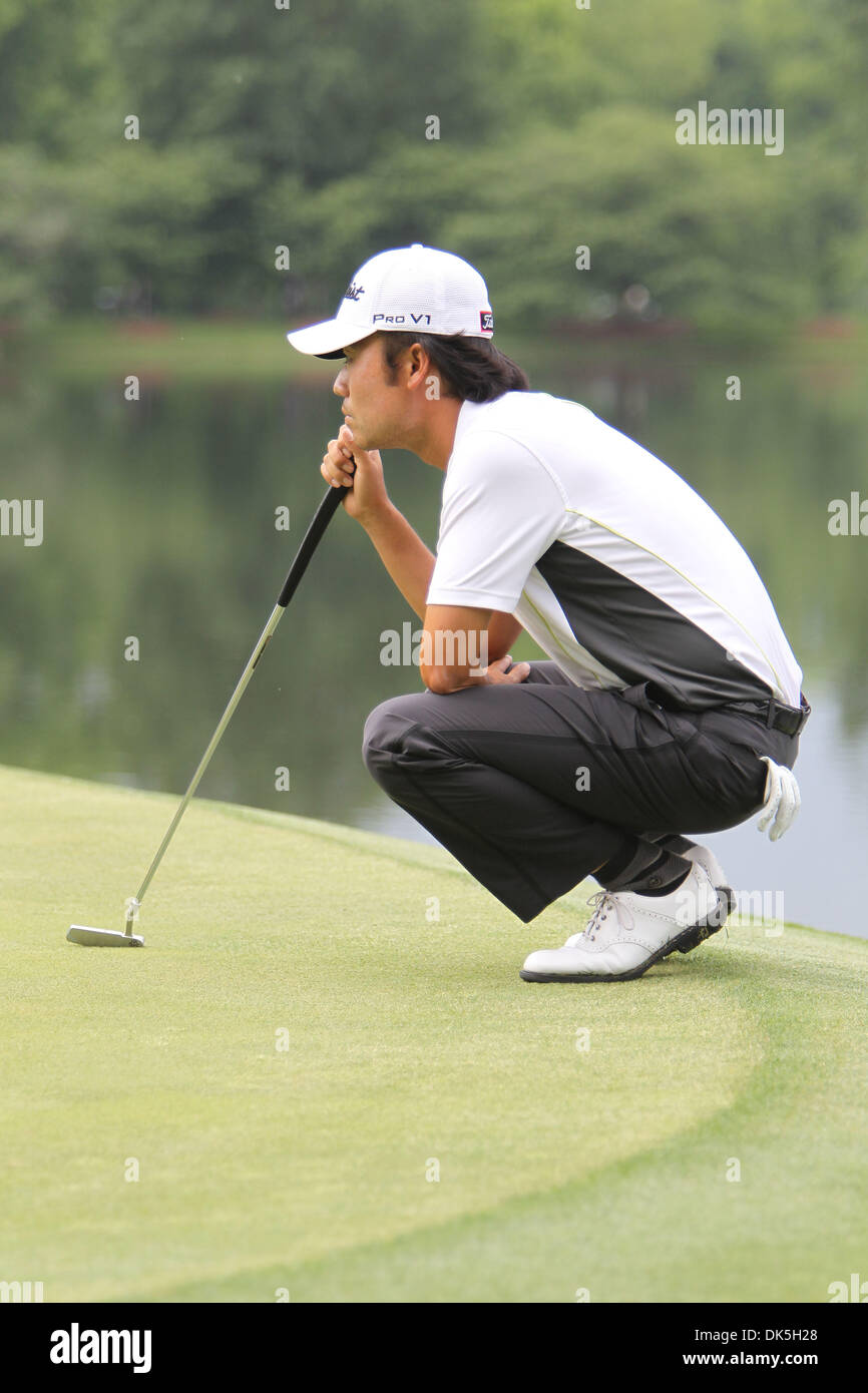 May 6, 2011 - Charlotte, North Carolina, U.S. - KEVIN NA looks over the ...
