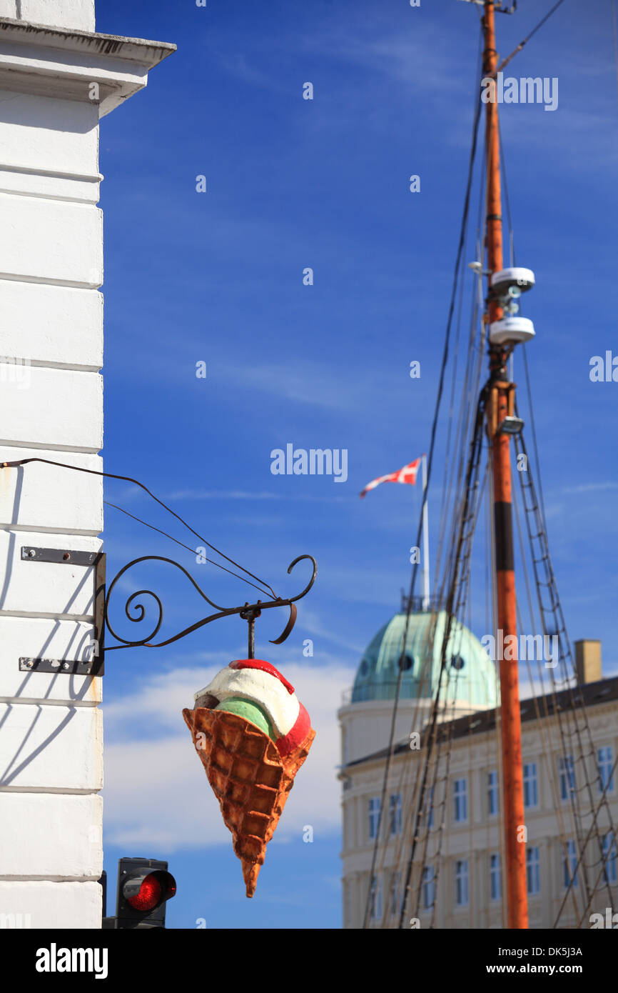 Ice cream cone sign hi-res stock photography and images - Alamy