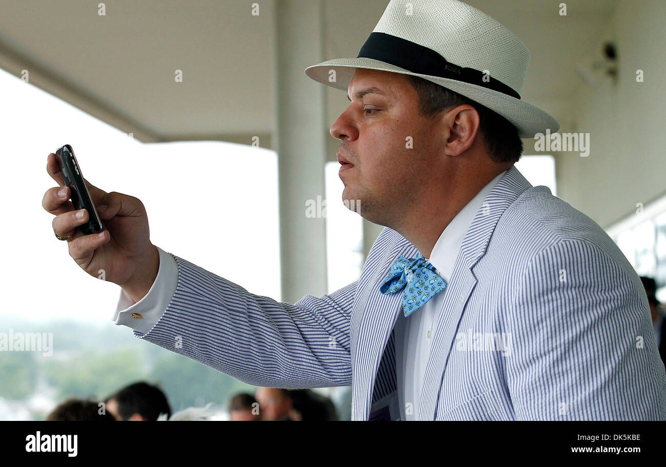 May 7, 2011 - David Ramba of Tallahassee, Fla., tries to get a photo of ...