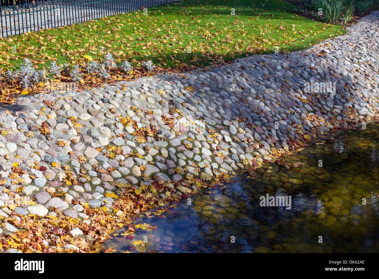 Lines of stones hi-res stock photography and images - Alamy