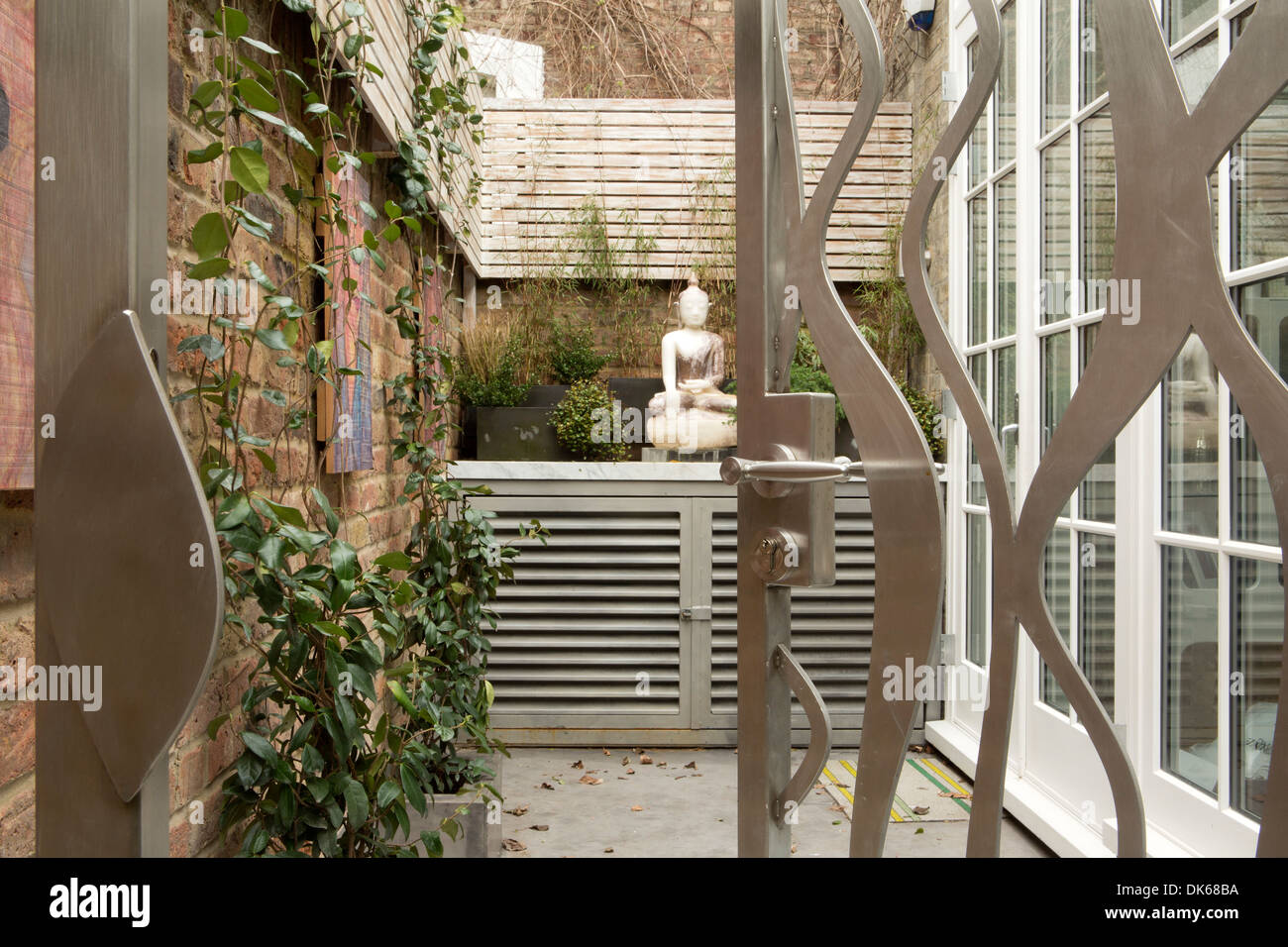 Glebe Garden Gallery, London, United Kingdom. Architect: Ghizlan el ...