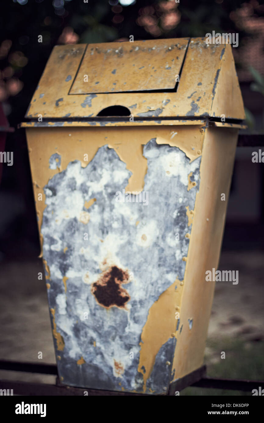 Yellow bin hi-res stock photography and images - Alamy