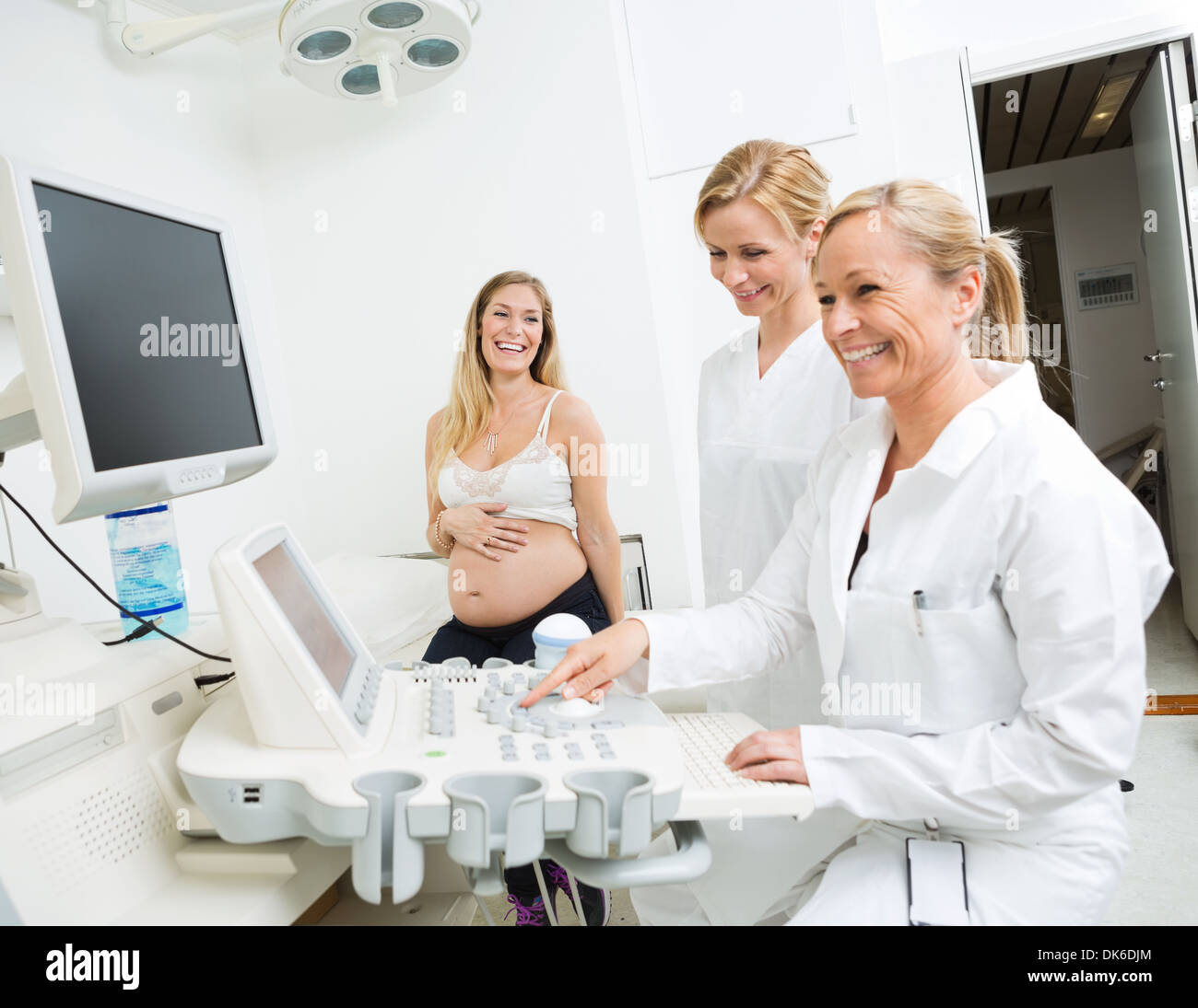 Gynecologist using ultrasound machine hi-res stock photography and ...