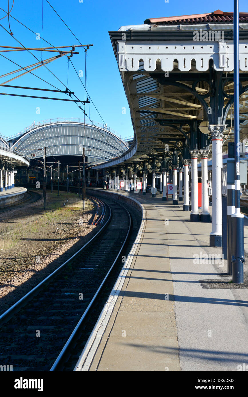York railway station york yorkshire hi-res stock photography and images ...