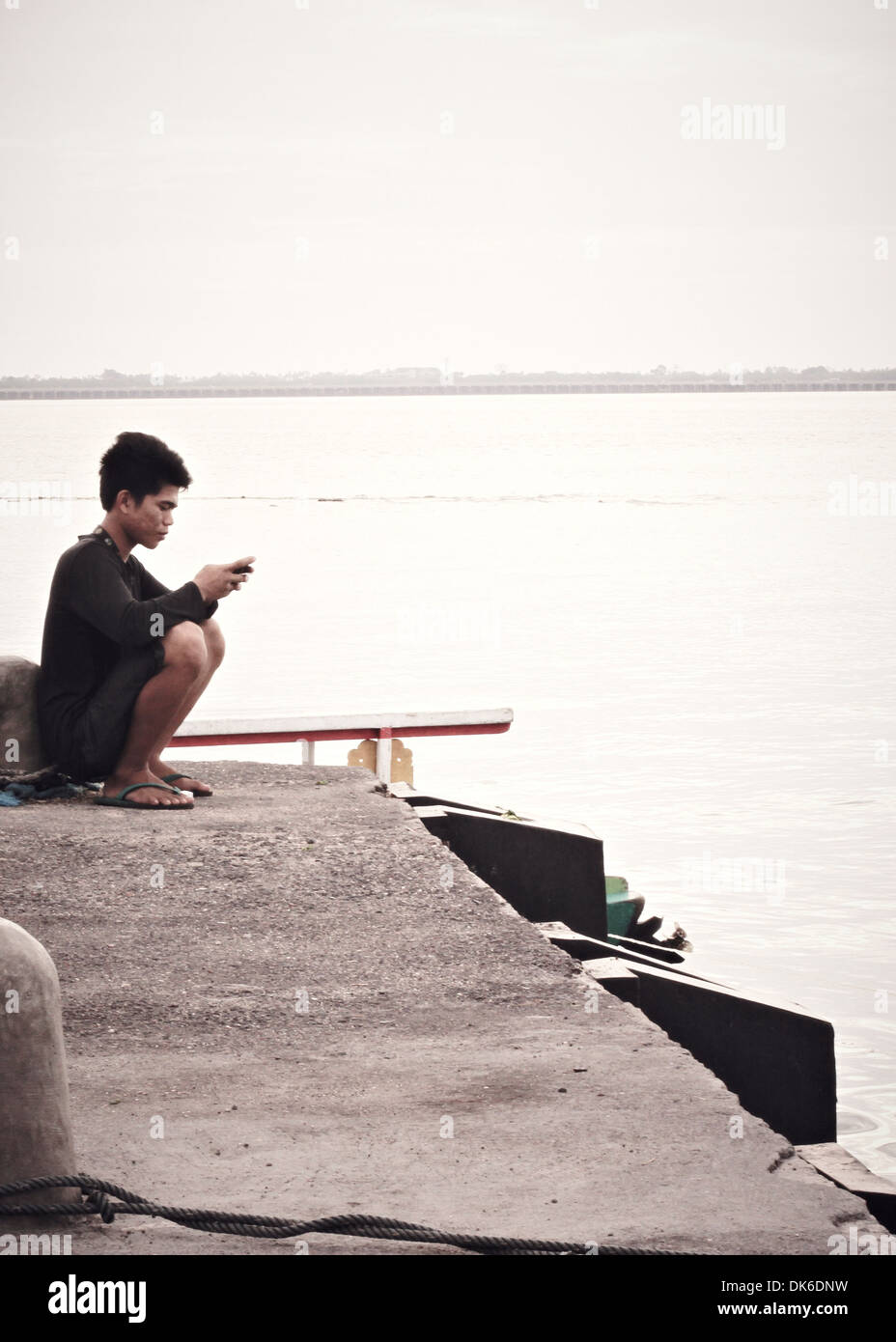 Man phone sea hi-res stock photography and images - Alamy