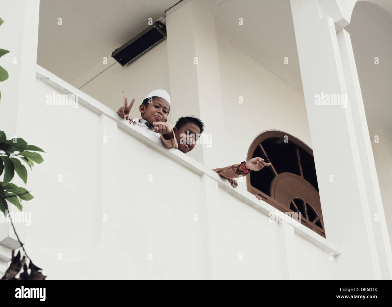 Children waving hi-res stock photography and images - Alamy