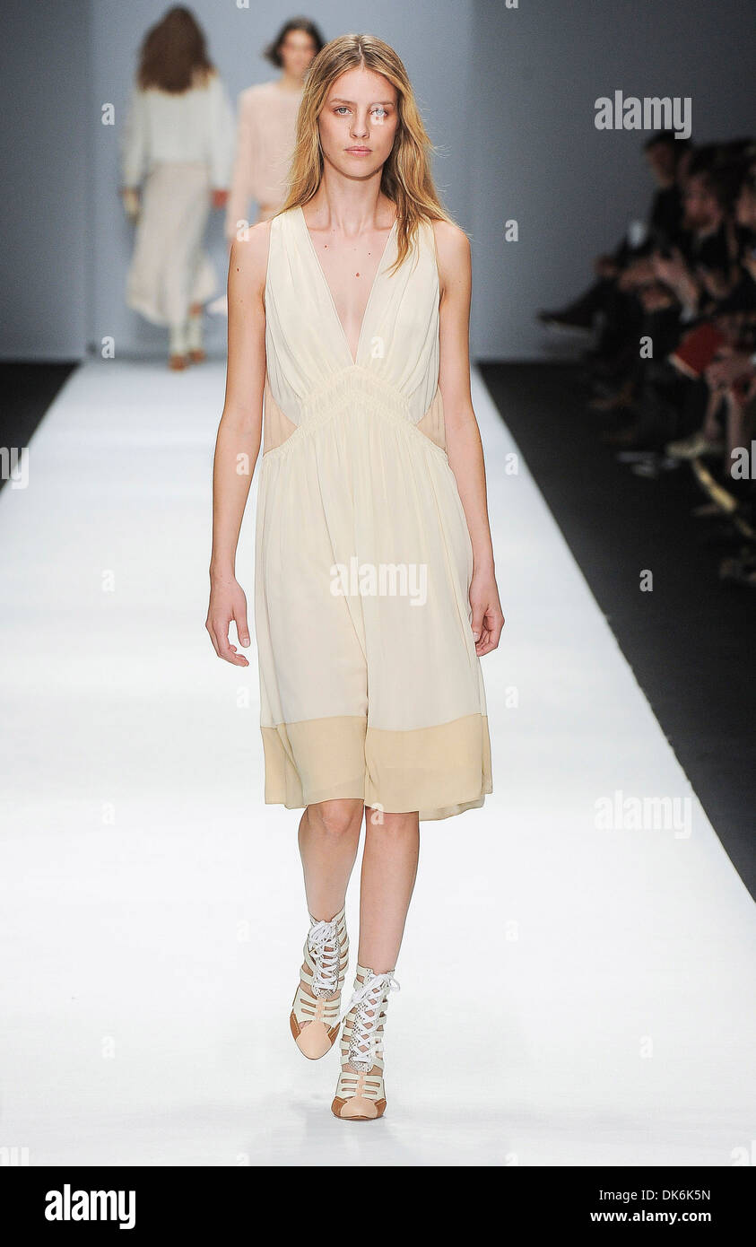 Model Paris Fashion Week Spring/Summer 2013 - Vanessa Bru - Catwalk ...